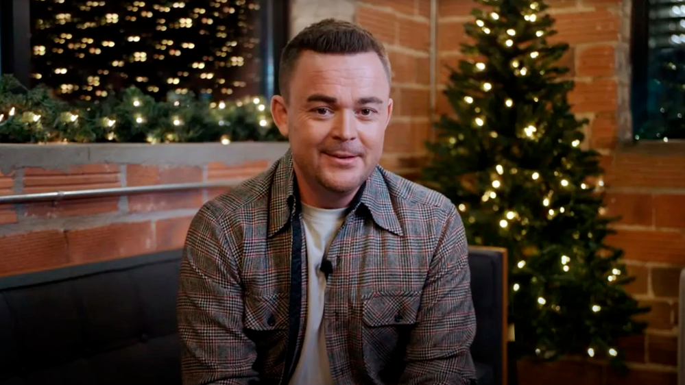 El evangelista Nick Hall lanza la transmisión de 'Himno de Navidad' en 30 países | CBN News